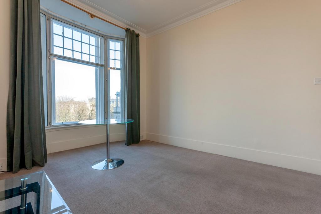 17 Rosemount Viaduct, Rosemount... 2 bed flat - £75,000