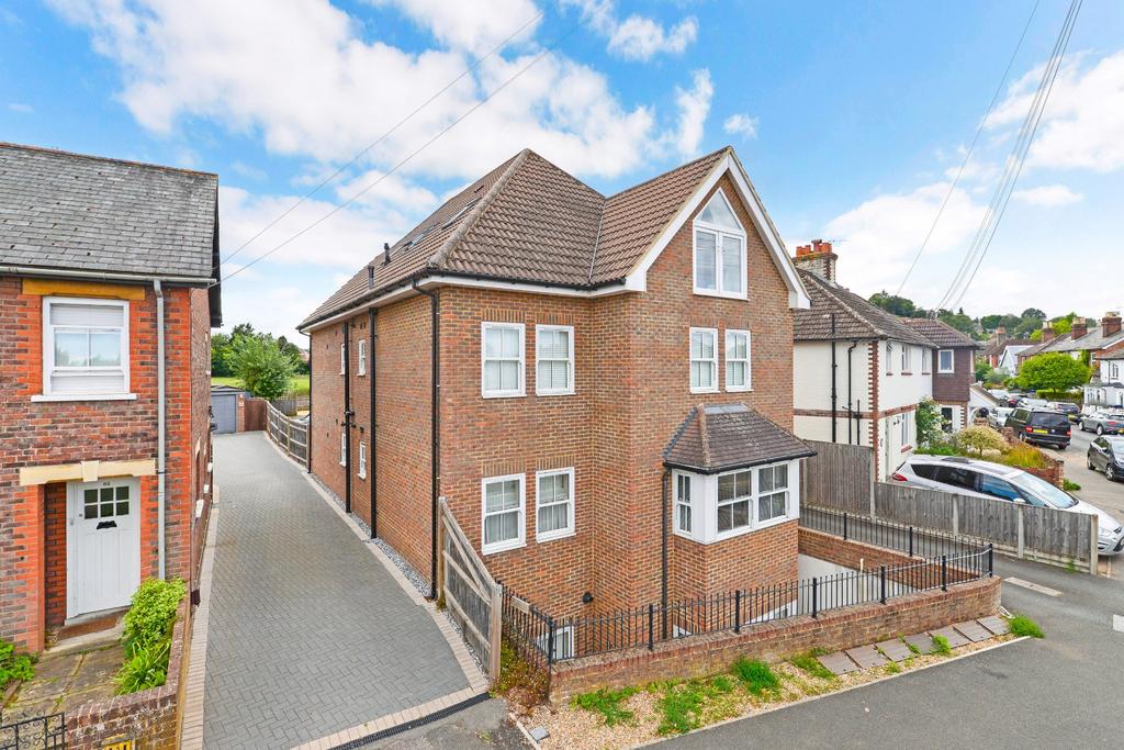 Lower Manor Road, Surrey GU7 1 bed flat - £235,000