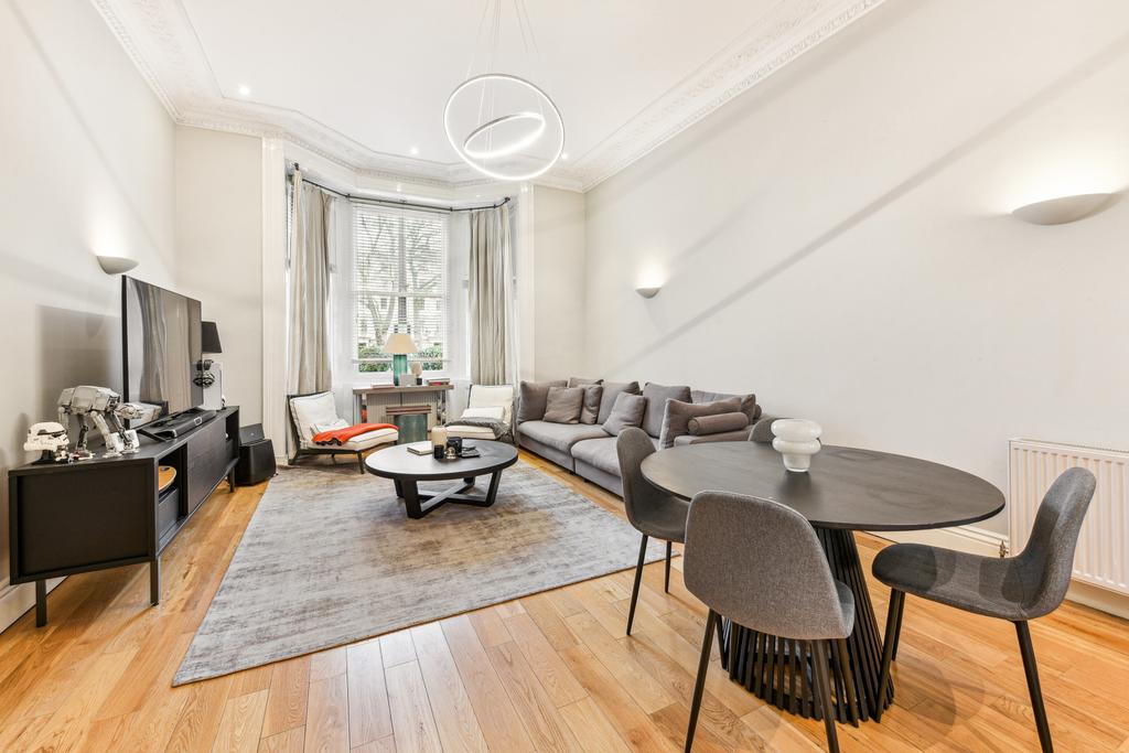 St Georges Square, Pimlico, London, SW1V 2 bed flat - £1,075,000