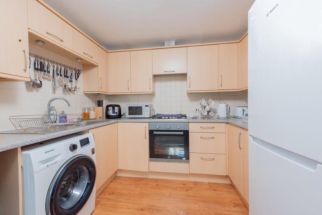 Fern Place, Farnborough GU14 2 bed apartment for sale - £250,000