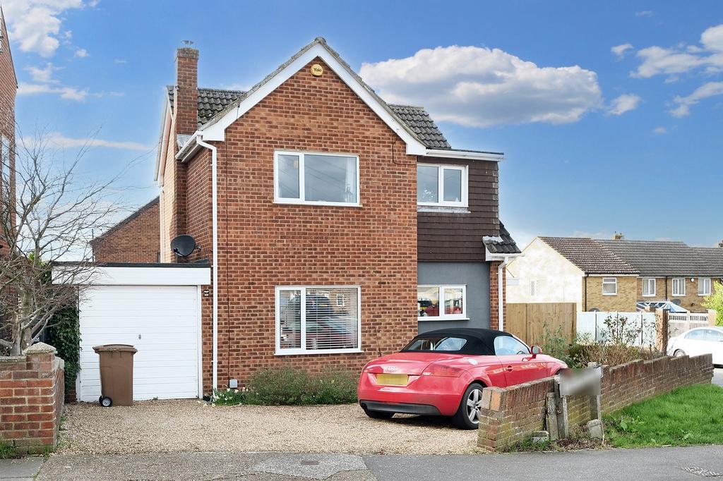 Meadgate Avenue, Chelmsford CM2 3 bed detached house for sale - £400,000