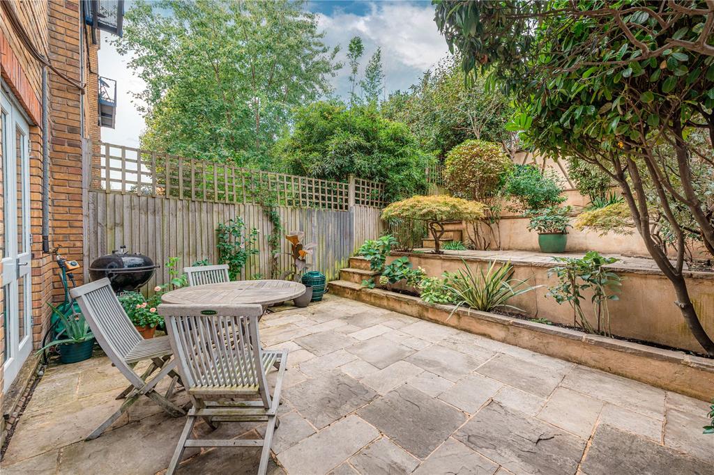 Orchard Close, London, W10 2 bed apartment - £650,000