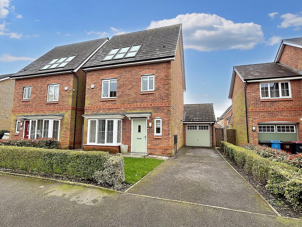 Thorne Crescent, Manchester M28 4 bed detached house - £405,000