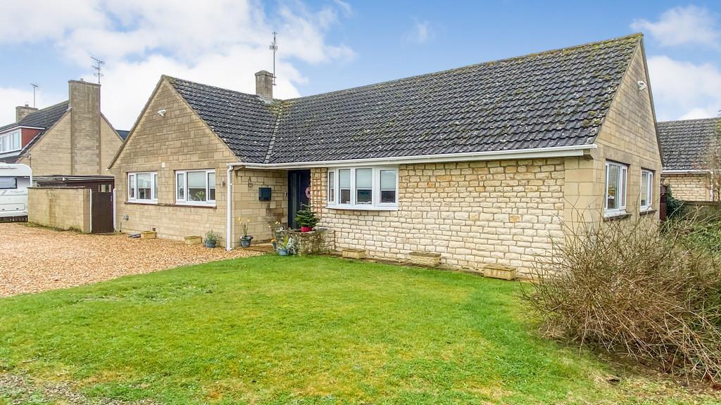Kingsmead, Lechlade GL7 3 bed detached bungalow for sale - £575,000