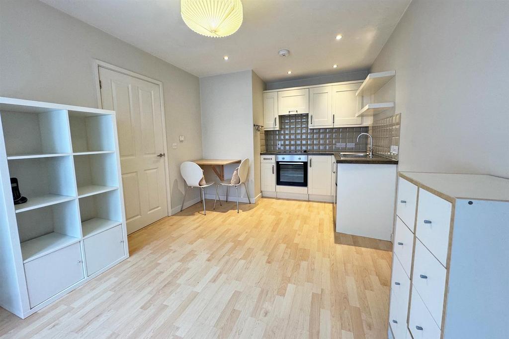 Godalming - No Onward Chain 1 bed terraced bungalow - £236,500