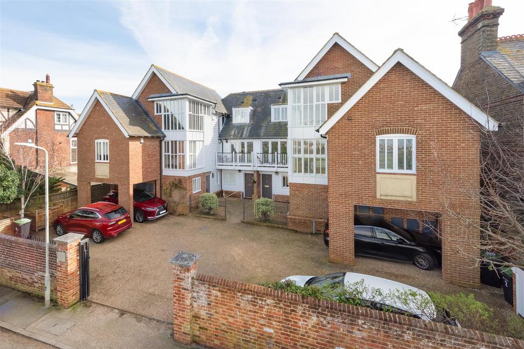 West Cliff, Whitstable 2 bed duplex - £415,000