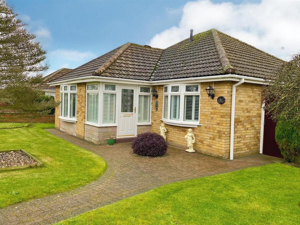 Crestview Drive, Lowestoft, Suffolk... 3 bed detached bungalow - £300,000