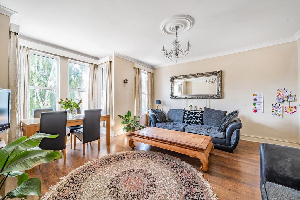 Grove Hill, London, E18 2 bed apartment - £425,000