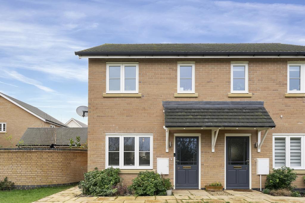 Priors Close, Oakham 2 bed semi-detached house - £225,000