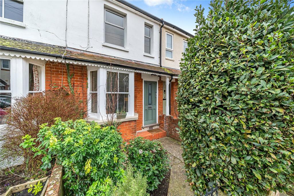 Adams Park Road, Farnham, Surrey, GU9 2 bed terraced house - £450,000