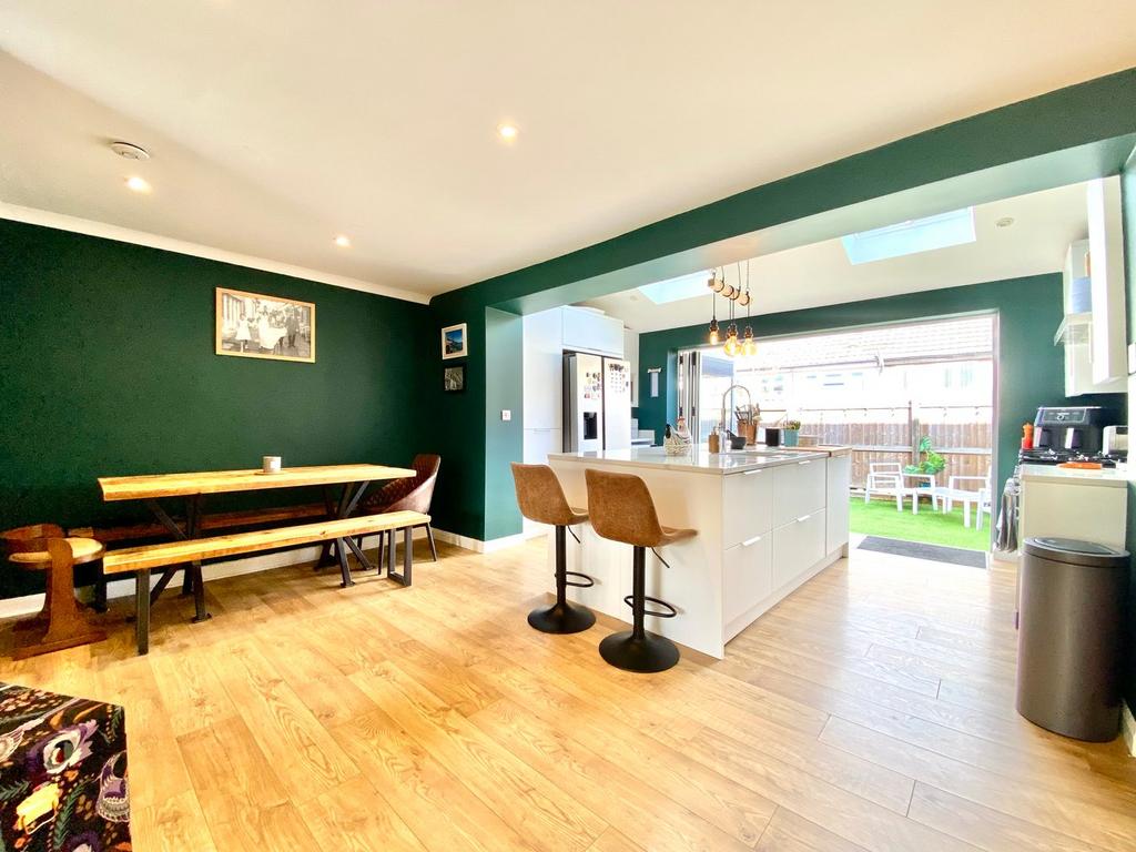 Crown Close, Newport NP18 3 bed terraced house - £225,000