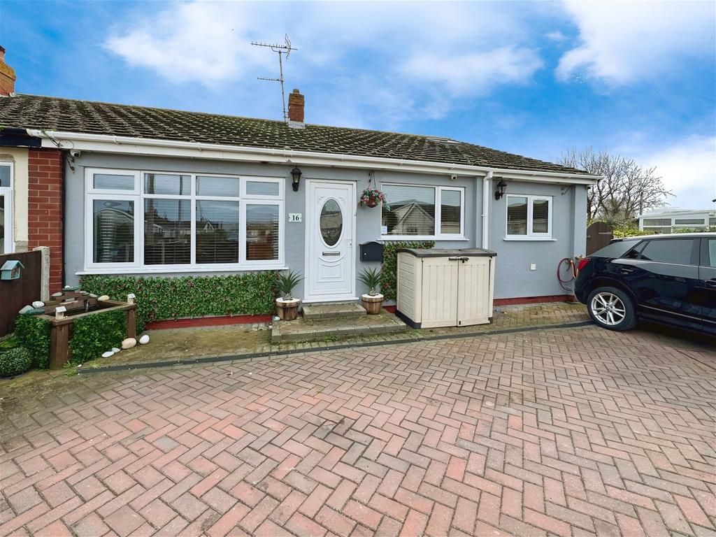 Bastion Close, Prestatyn, Denbighshire LL19 7LT 3 bed semi-detached ...