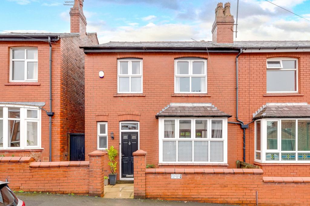 Wigan, Wigan WN1 3 bed semi-detached house - £200,000