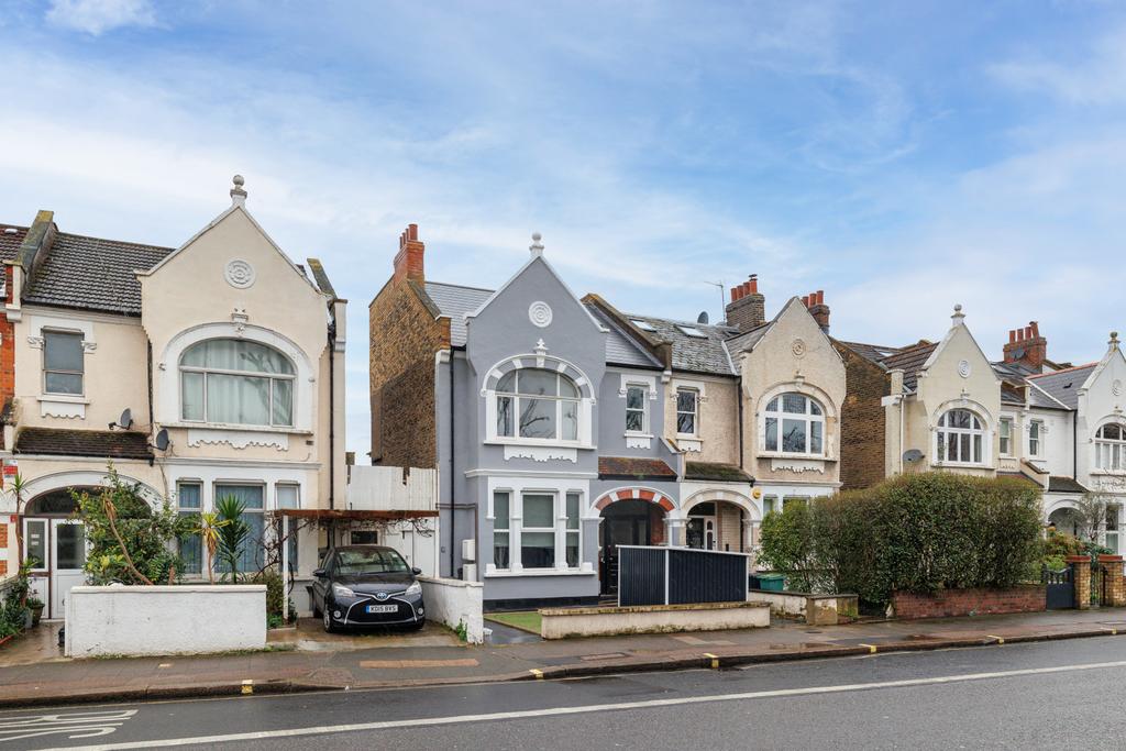 Fulham Palace Road, Bishops Park, London 2 bed flat - £675,000