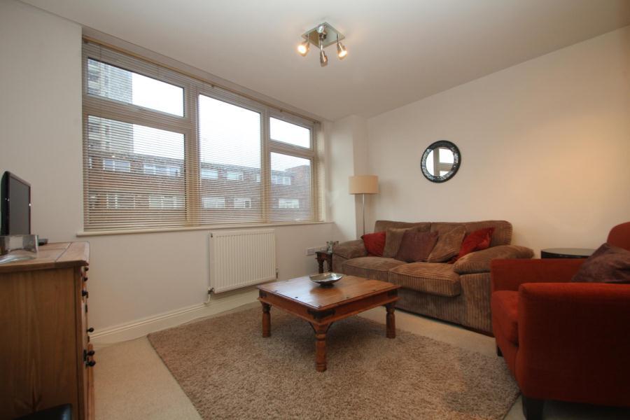 Commercial Way, Woking GU21 1 bed flat - £1,175 pcm (£271 pw)