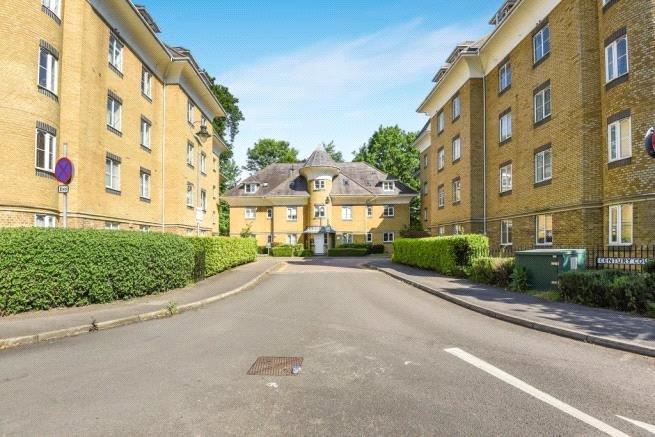 Century Court, Woking GU21 2 bed flat - £1,700 pcm (£392 pw)