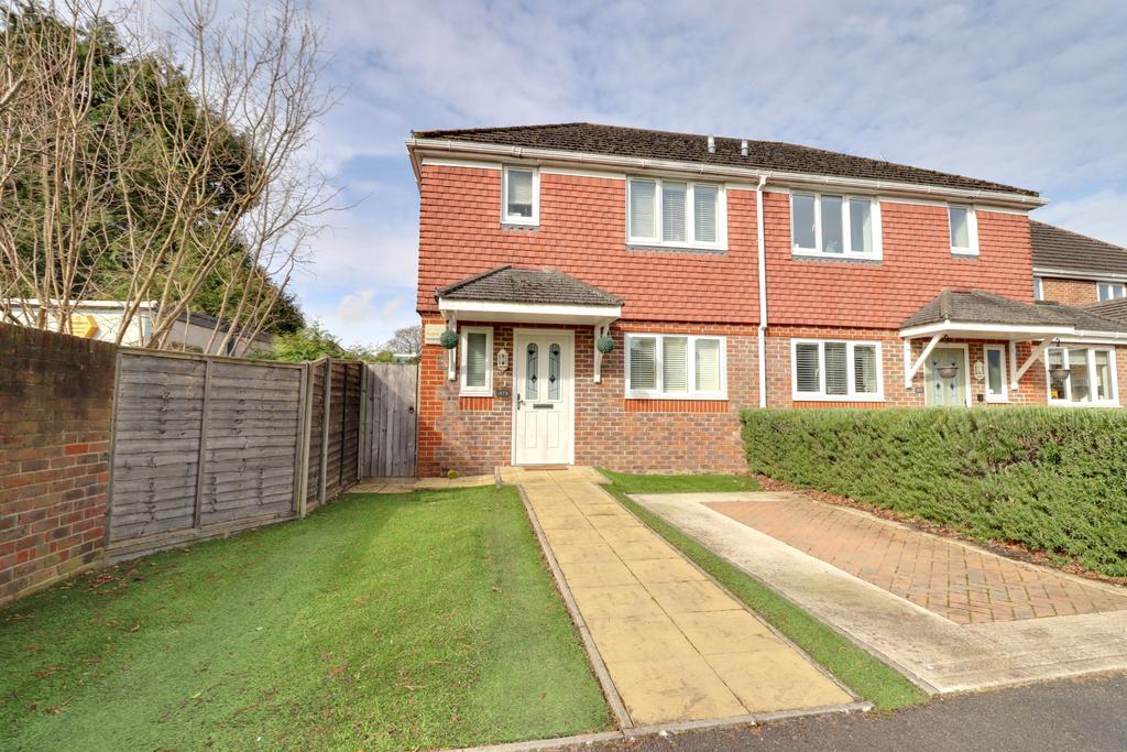 LONDON ROAD, WATERLOOVILLE 3 bed semi-detached house - £325,000