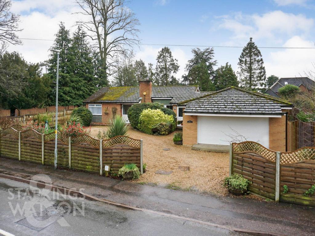 The Street, Brundall, Norwich 4 bed detached bungalow for sale - £525,000