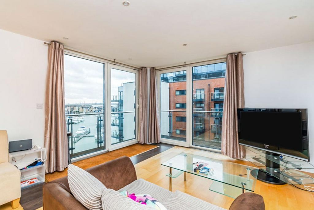 Sirocco, Channel Way, Southampton 2 bed apartment - £1,500 pcm (£346 pw)