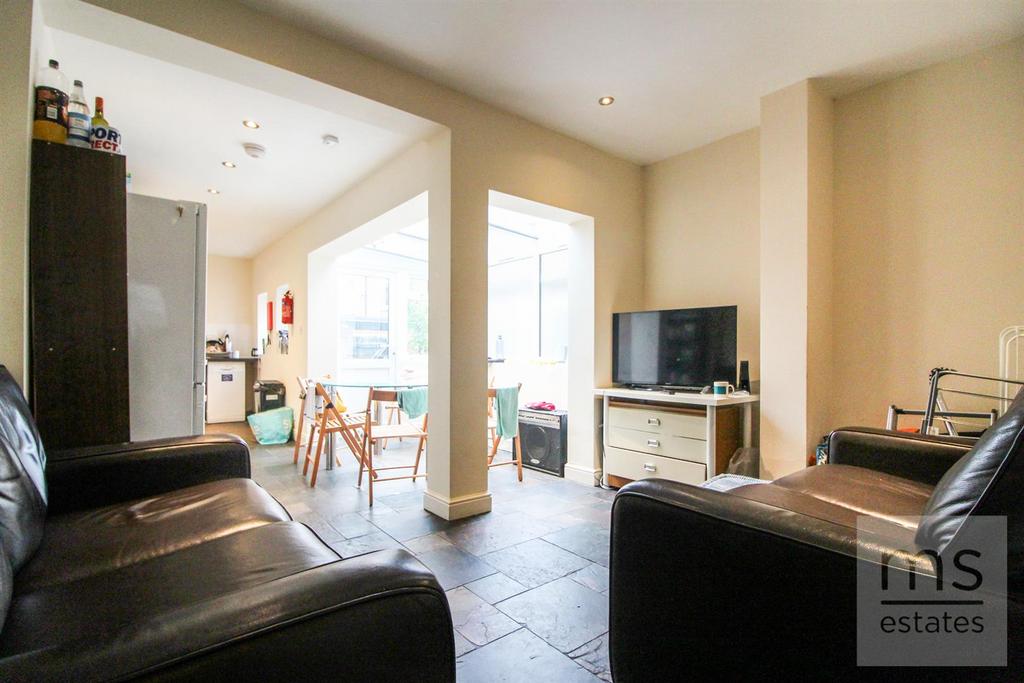 Lenton Boulevard, Nottingham NG7 5 bed terraced house - £3,142 pcm (£ ...