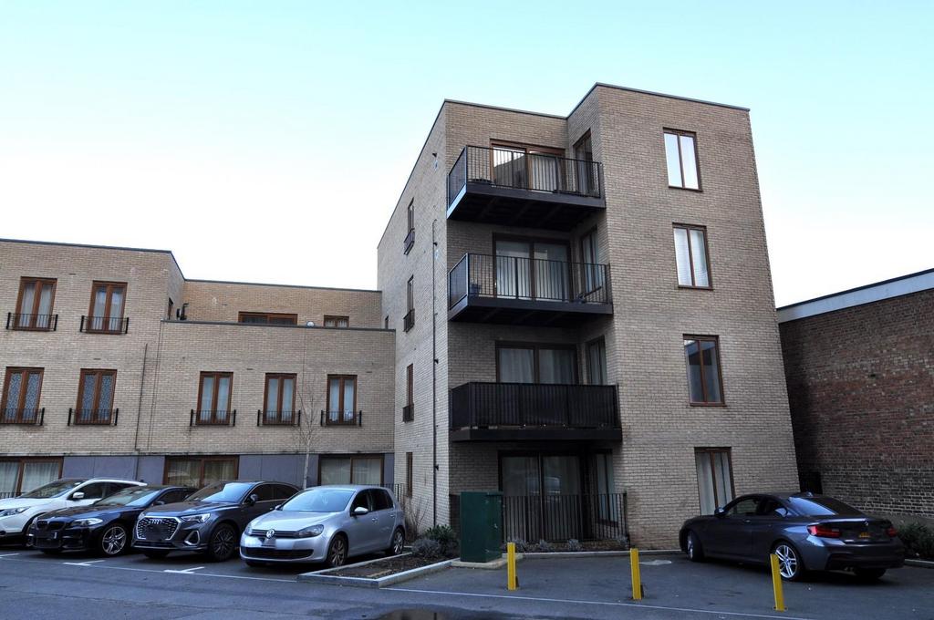 Hackworth Court, Watford WD24 2 bed apartment - £155,000