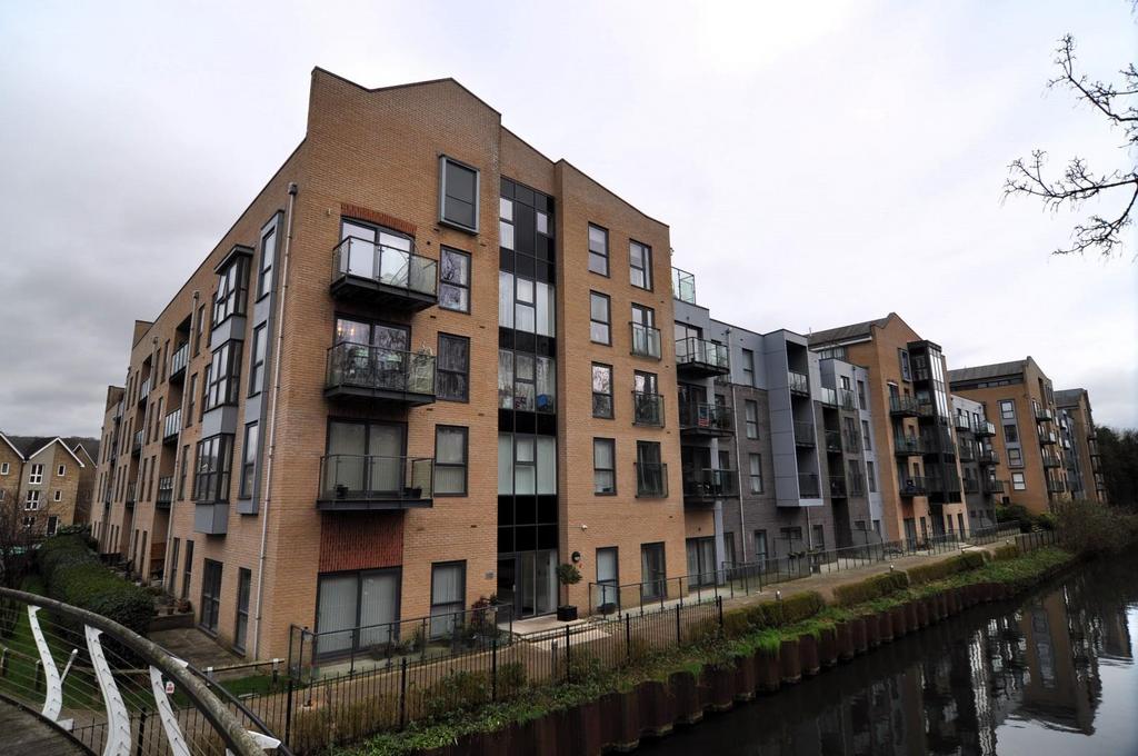 The Embankment, Hemel Hempstead HP3 2 bed apartment - £320,000