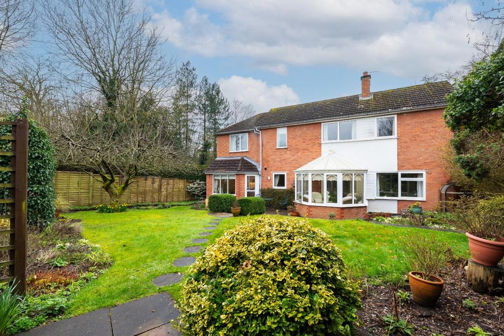 Savages Close Bishops Tachbrook 3 Bed Detached House For Sale £