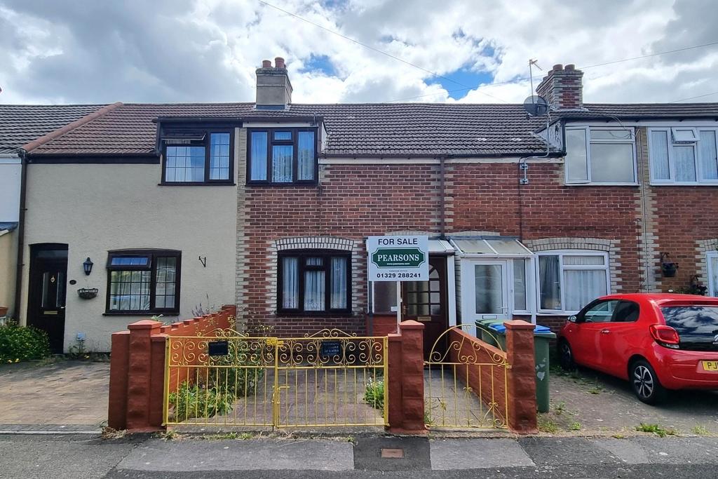 DERLYN ROAD, FAREHAM. AUCTION PRICE... 2 bed terraced house - £180,000