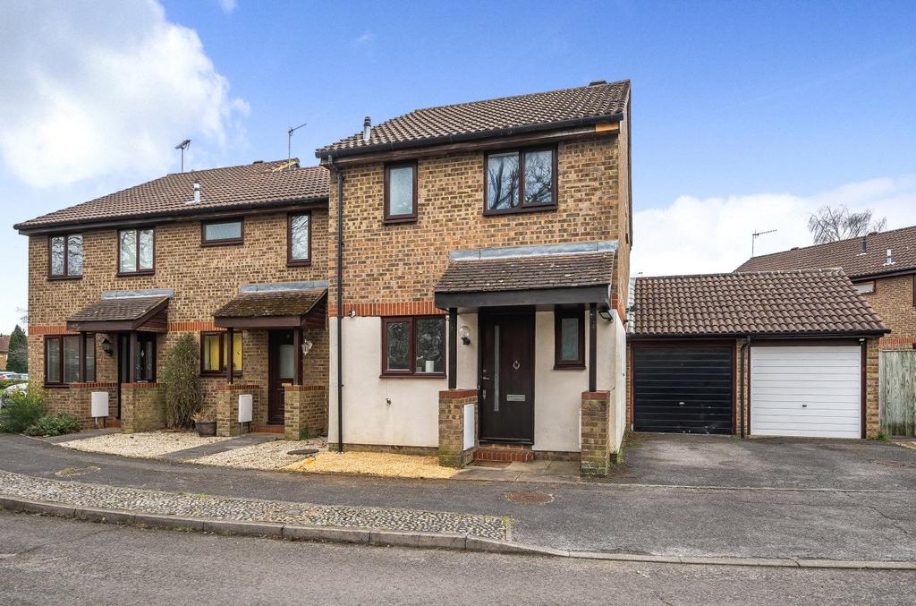 Hanson Close, Guildford GU4 2 bed end of terrace house - £400,000