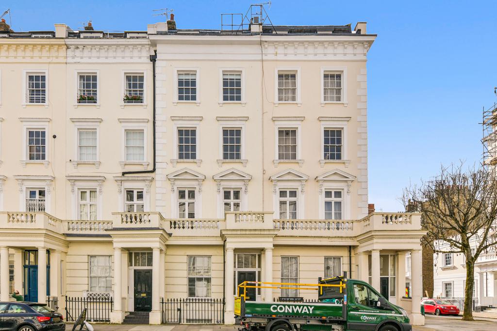 St Georges Drive, London, SW1V 2 bed flat - £925,000
