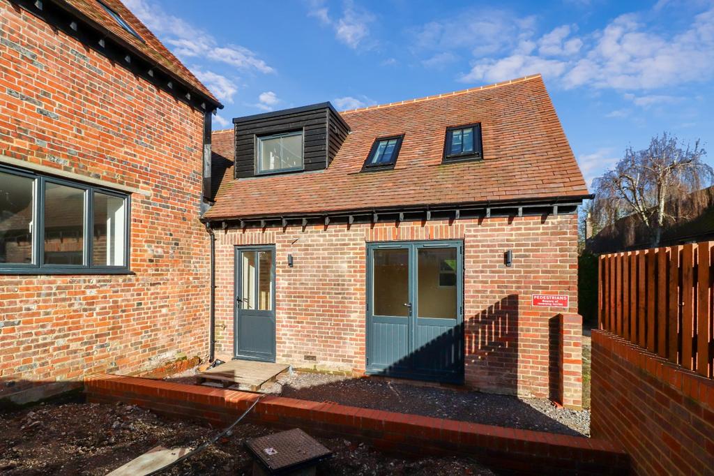 Bury Farm Courtyard, Pednor Road... 2 bed barn conversion for sale - £ ...