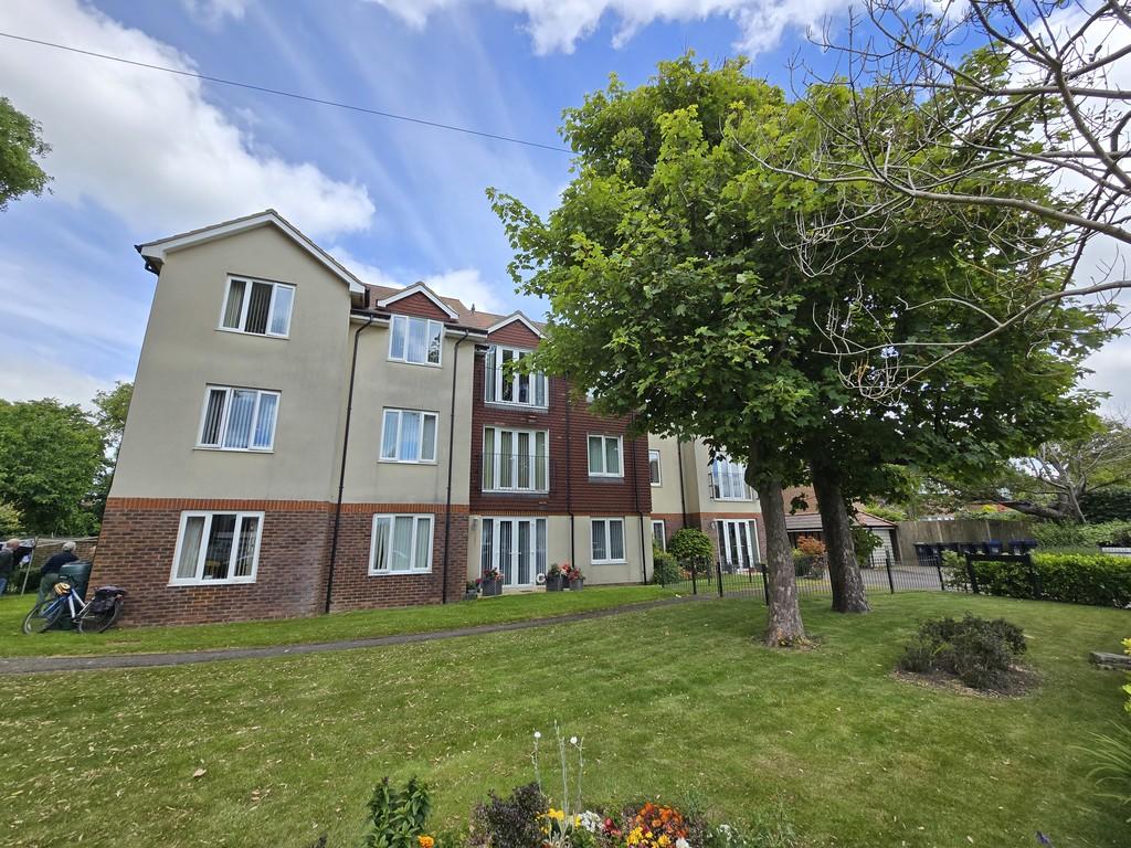 Amelia Close, West Sussex BN42 2 bed flat - £300,000