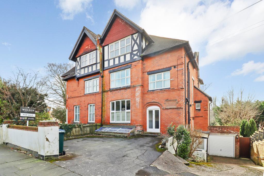 8 Castle Avenue, Dover, Kent, CT16 1HA 1 bed flat for sale - £130,000