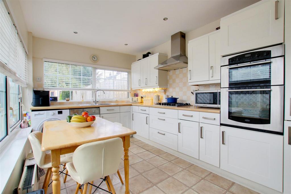 Huntingdon Close, Broxbourne 4 bed semi-detached house - £550,000