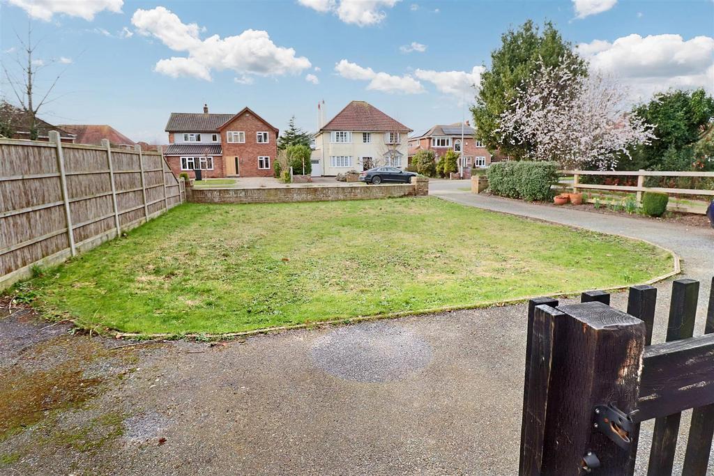 92 Corton Road Lowestoft Suffolk 3 bed detached house for sale - £360,000