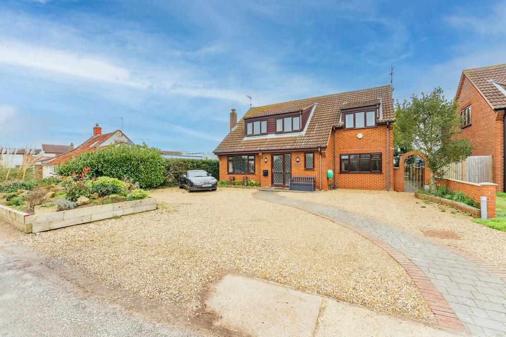Mill Road, Stokesby 4 bed detached house - £450,000