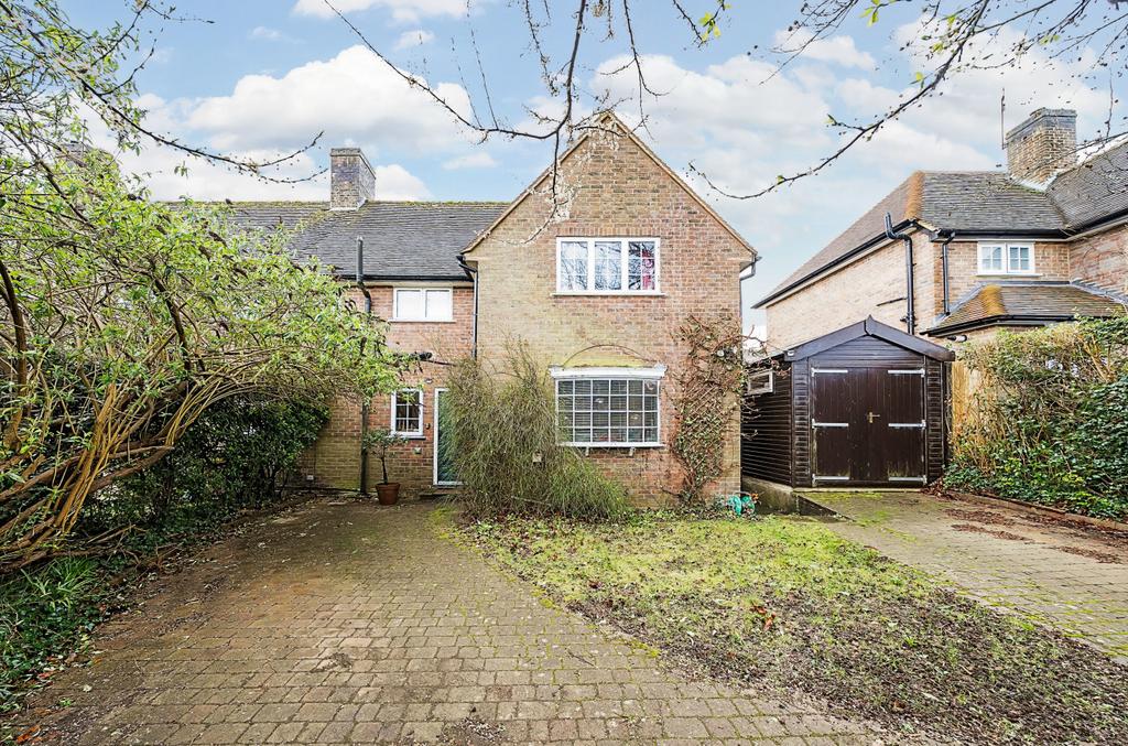 Manor Way, Guildford, Surrey, GU2 4 bed semi-detached house - £825,000