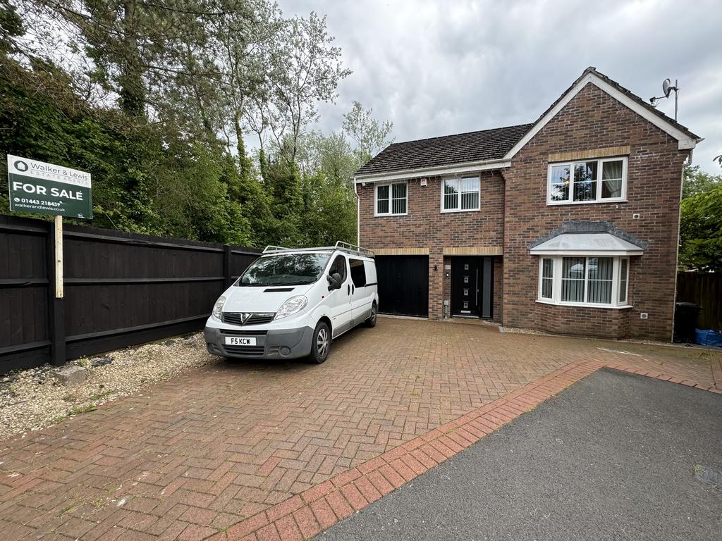 Merthyr Tydfil CF47 4 bed detached house - £340,000