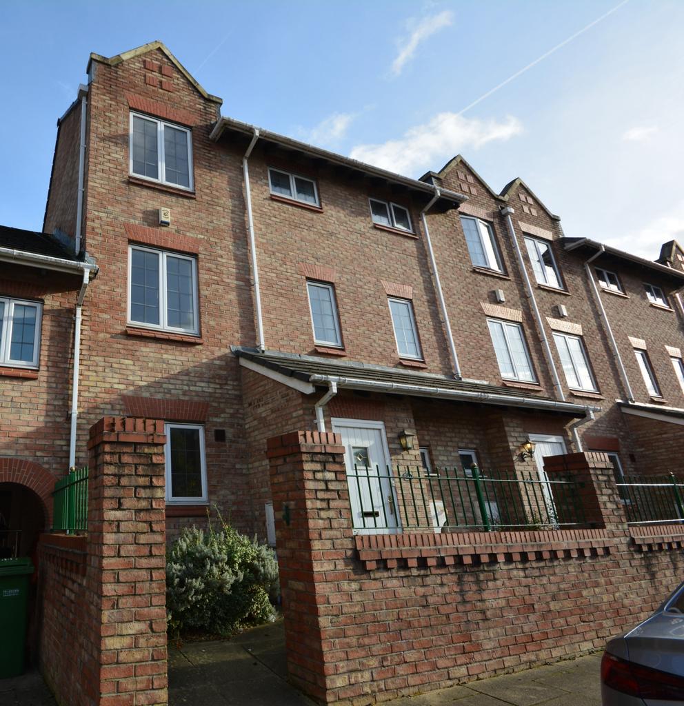 6 Great Oak Drive, WA15 8UH 3 bed semi-detached house - £1,600 pcm (£ ...