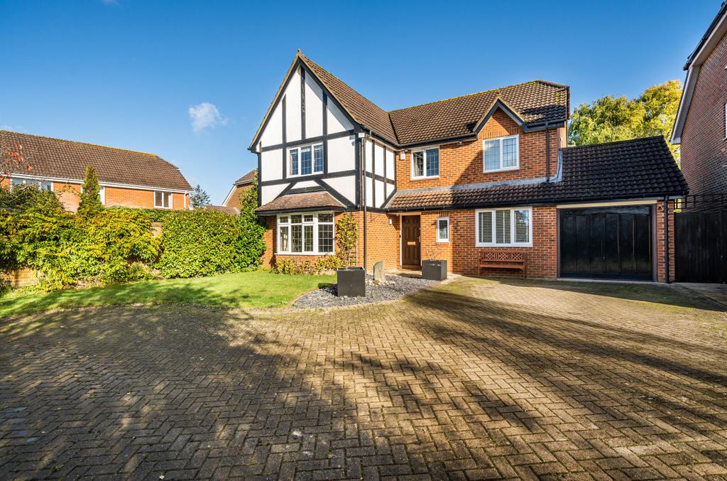 Coresbrook Way, Woking GU21 5 bed detached house - £935,000