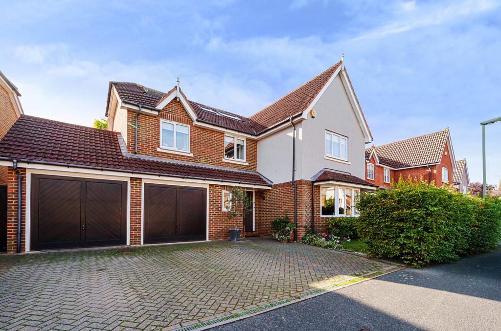 Coresbrook Way, Woking GU21 7 bed detached house - £1,000,000