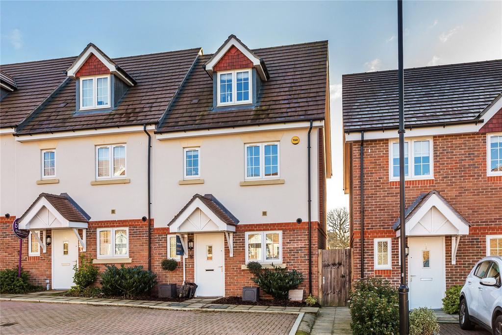 Gloucester Close, Woking GU21 4 bed end of terrace house - £525,000