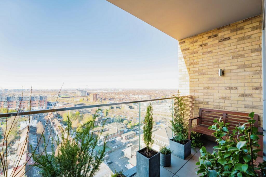 Samuelson House, Southall, UB2 1 bed apartment - £280,000