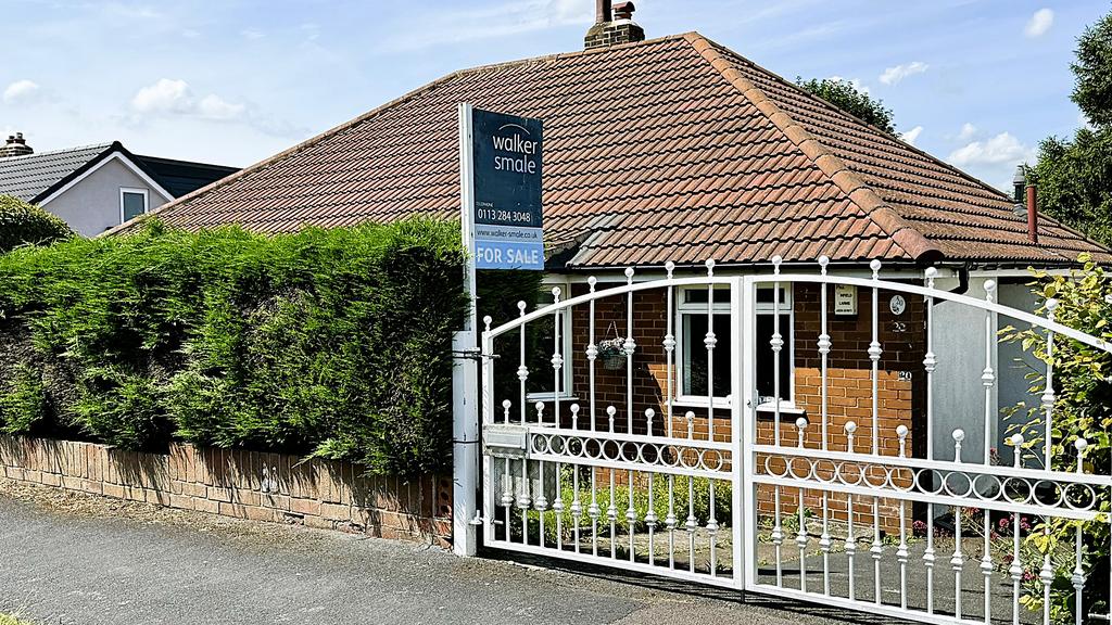 Grove Farm Crescent, C, Leeds, West... 2 bed semi-detached bungalow - £ ...