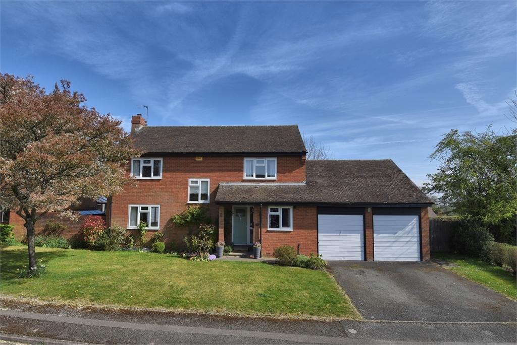 The Pightle, Oving, Buckinghamshire. 4 bed detached house - £725,000