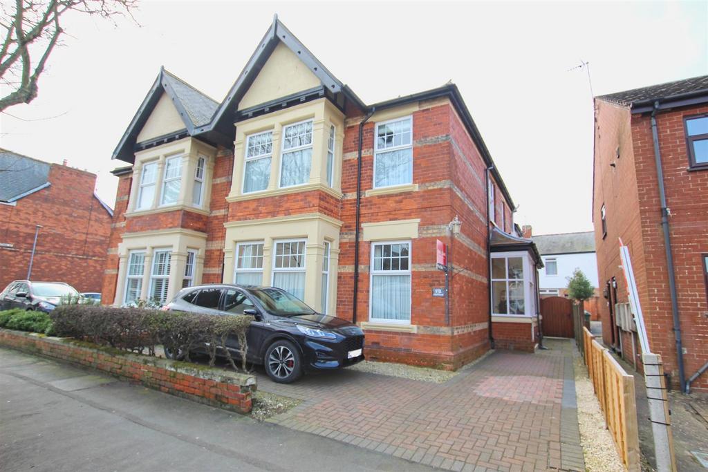 Cliff Road, Hornsea 4 bed semi-detached house for sale - £315,000