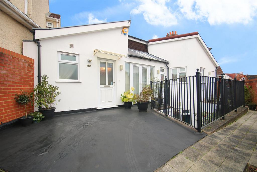 Upton Road, Slough 3 bed detached house - £425,000