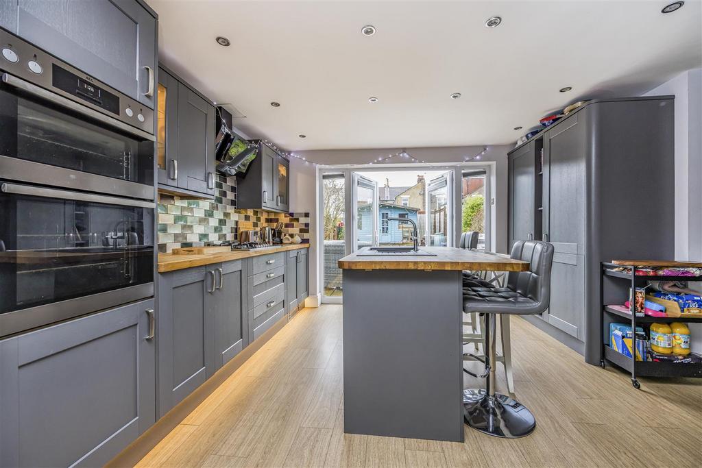 Whitecliffe Avenue, Portsmouth PO3 3 bed end of terrace house - £320,000
