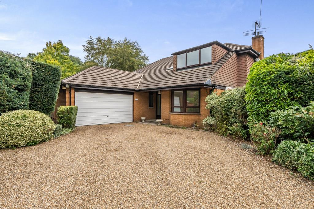 Elmstead Road, West Byfleet KT14 5 bed detached house - £1,200,000
