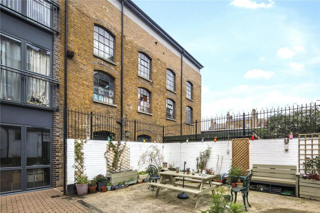 New Cross Road, London, SE14 1 bed flat - £300,000